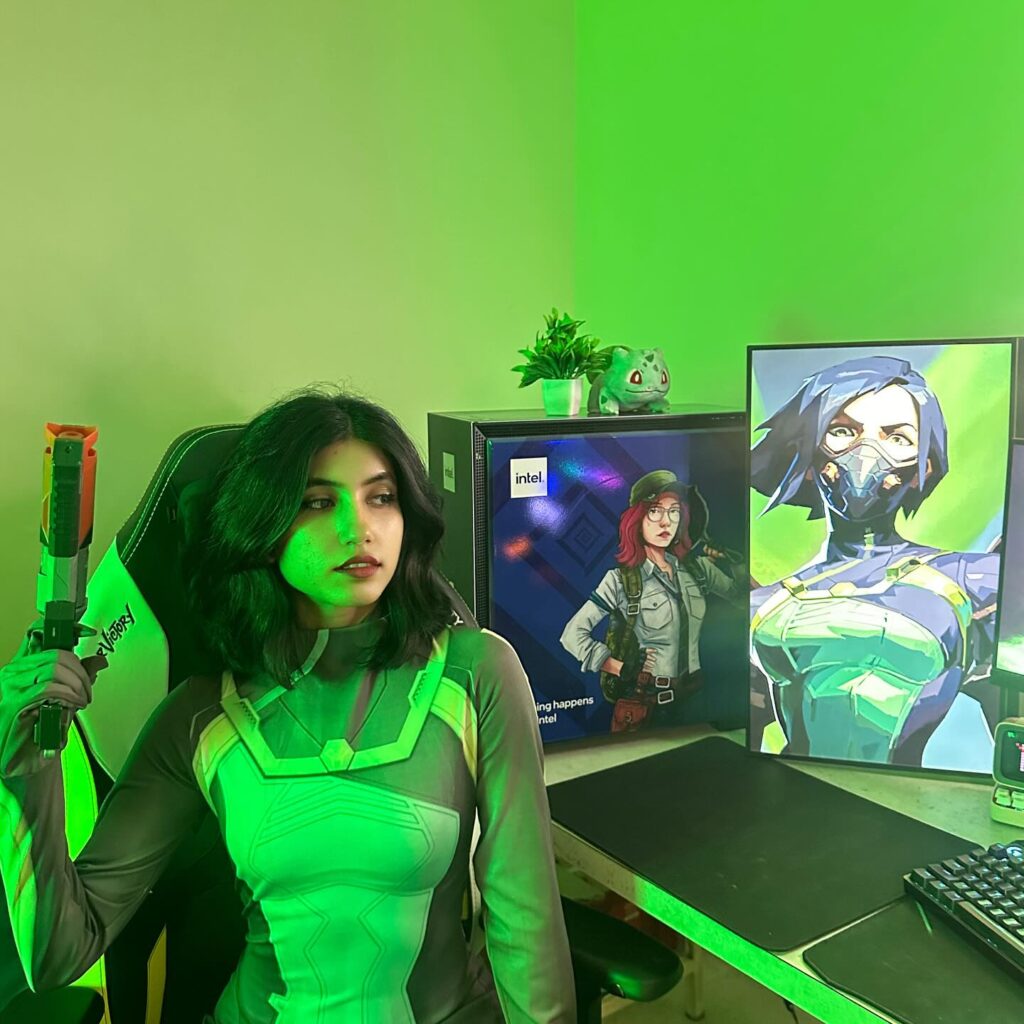 Xyaa's Comic Con 2024 Cosplay: Stunning Grey and Green Bodysuit Photos