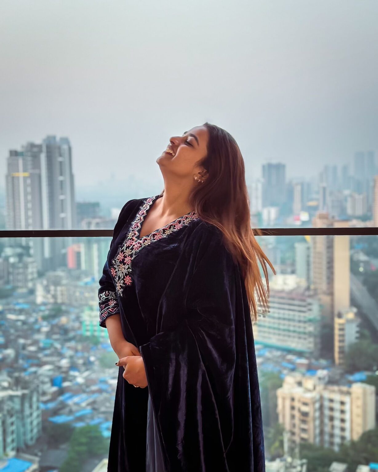 Suhana Khan: Suhuuu Bold Pics in Traditional Black Dress, pics inside