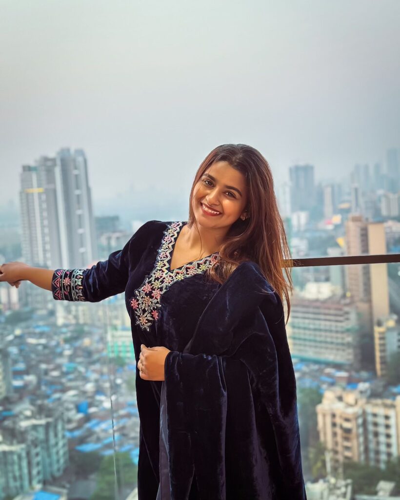 Suhana Khan: Suhuuu Bold Pics in Traditional Black Dress, pics inside