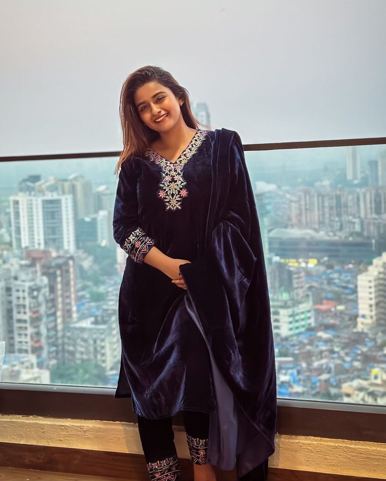 Suhana Khan: Suhuuu Bold Pics in Traditional Black Dress, pics inside